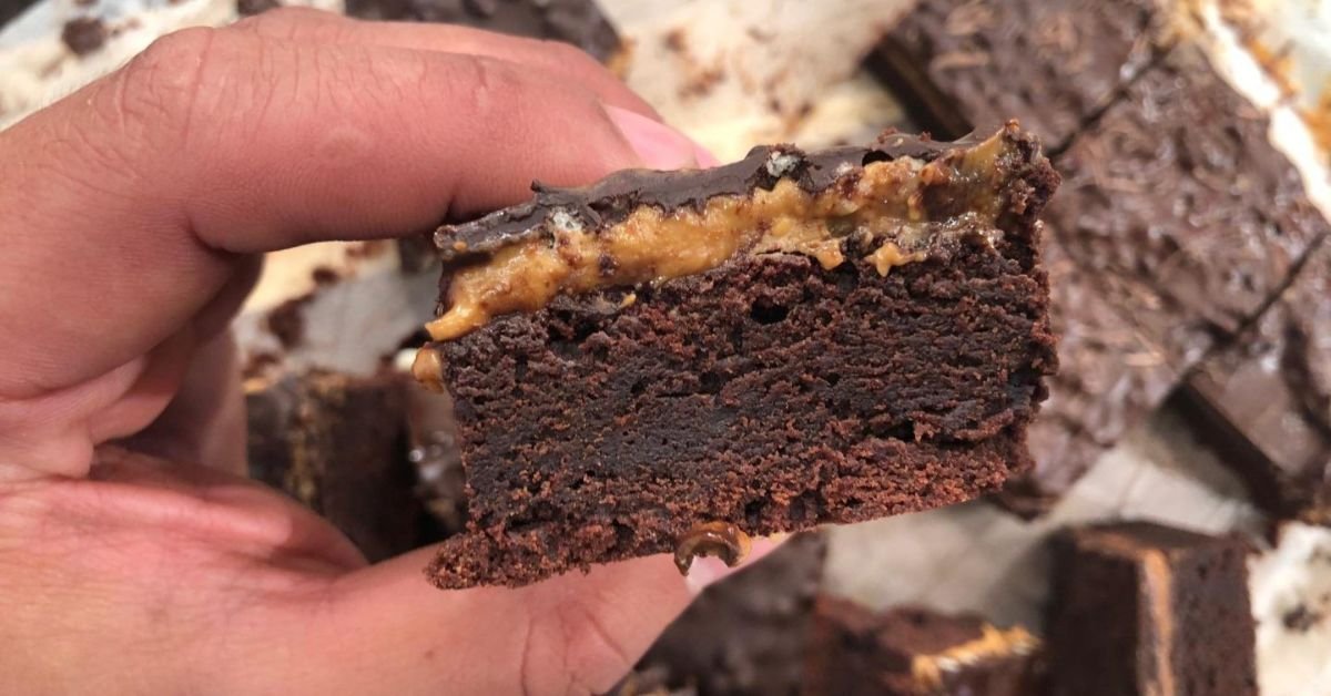 Τραγανά brownies με φυστικοβούτυρο σε πιάτο - LAMBROS VAKIAROS